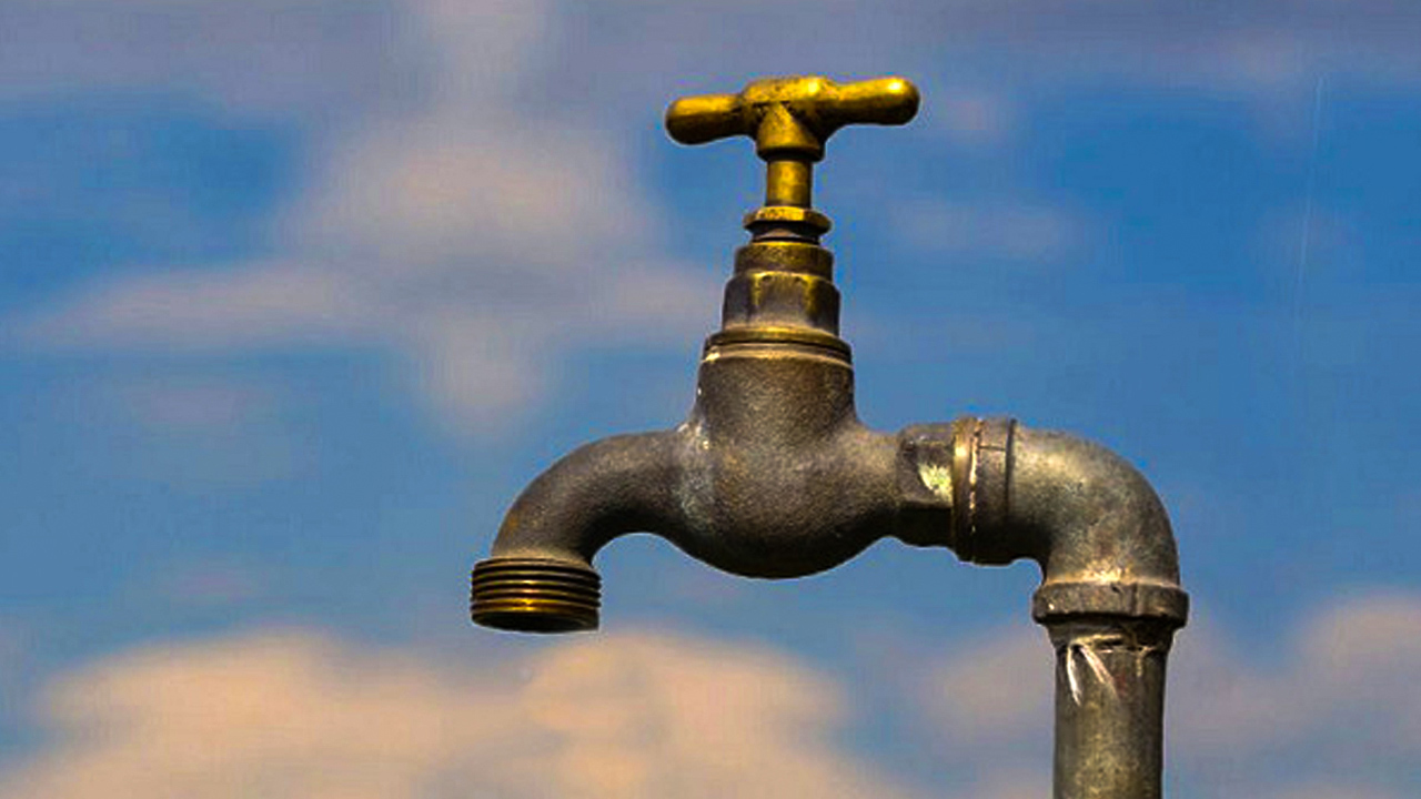 आँगनमा धारा छ तर पानी छैन